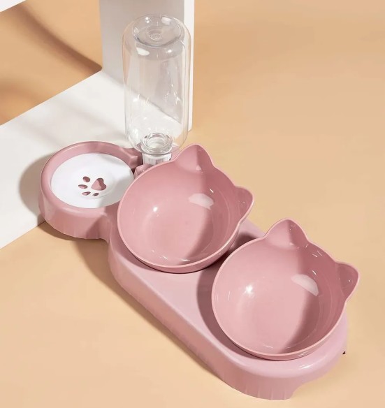 Automaatne kassi jooginõu koos kahe söögikausiga, kalusel.